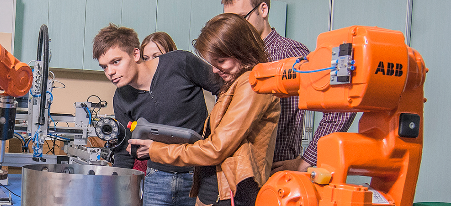 Certyfikaty ABB z programowania robotów dla studentów kierunku ...